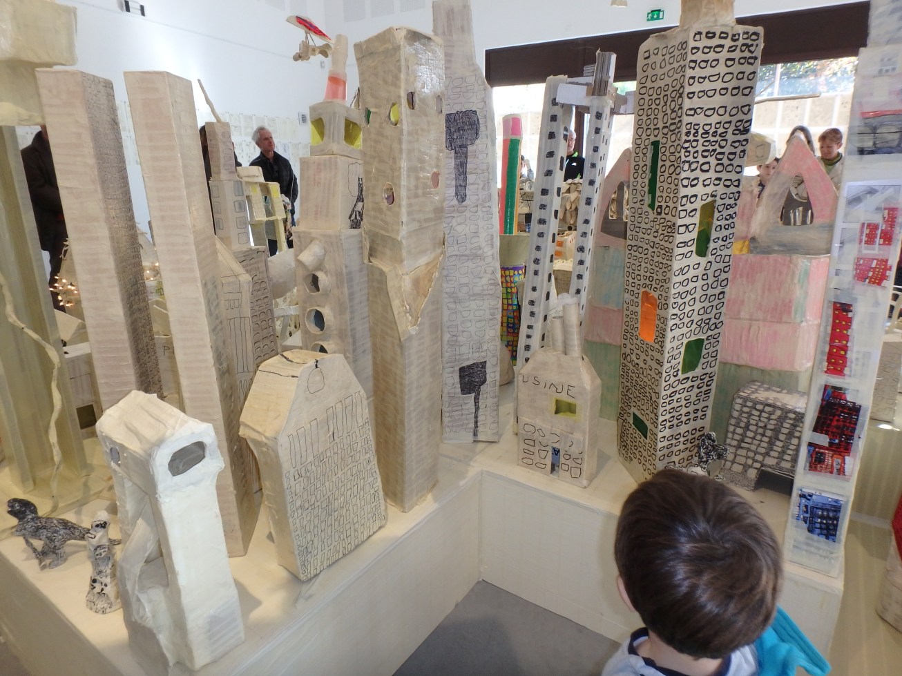 Une ville en carton et scotch de masquage | Activités à la maison